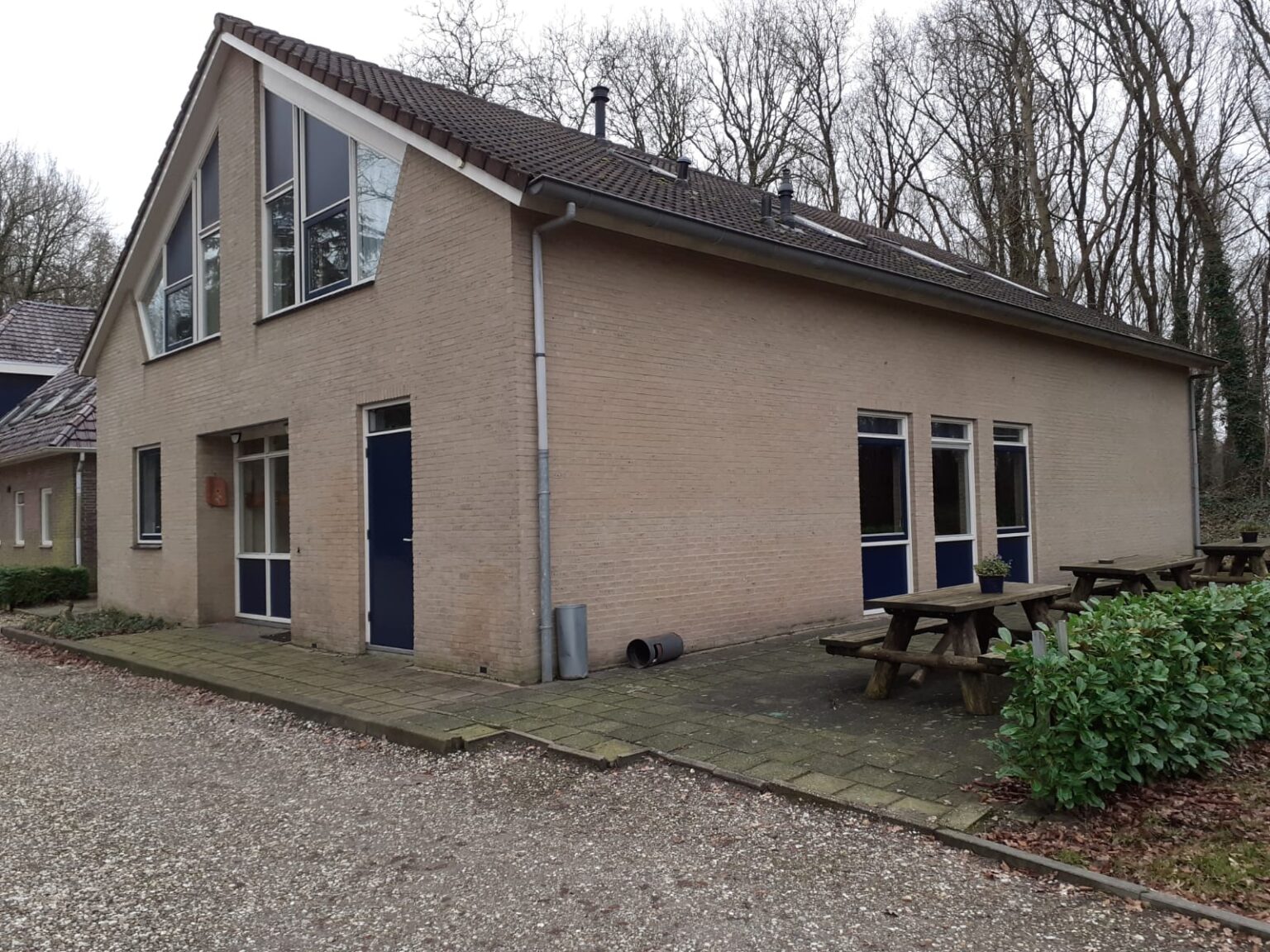 Een kamphuis met grote slaapzalen - De Strubben