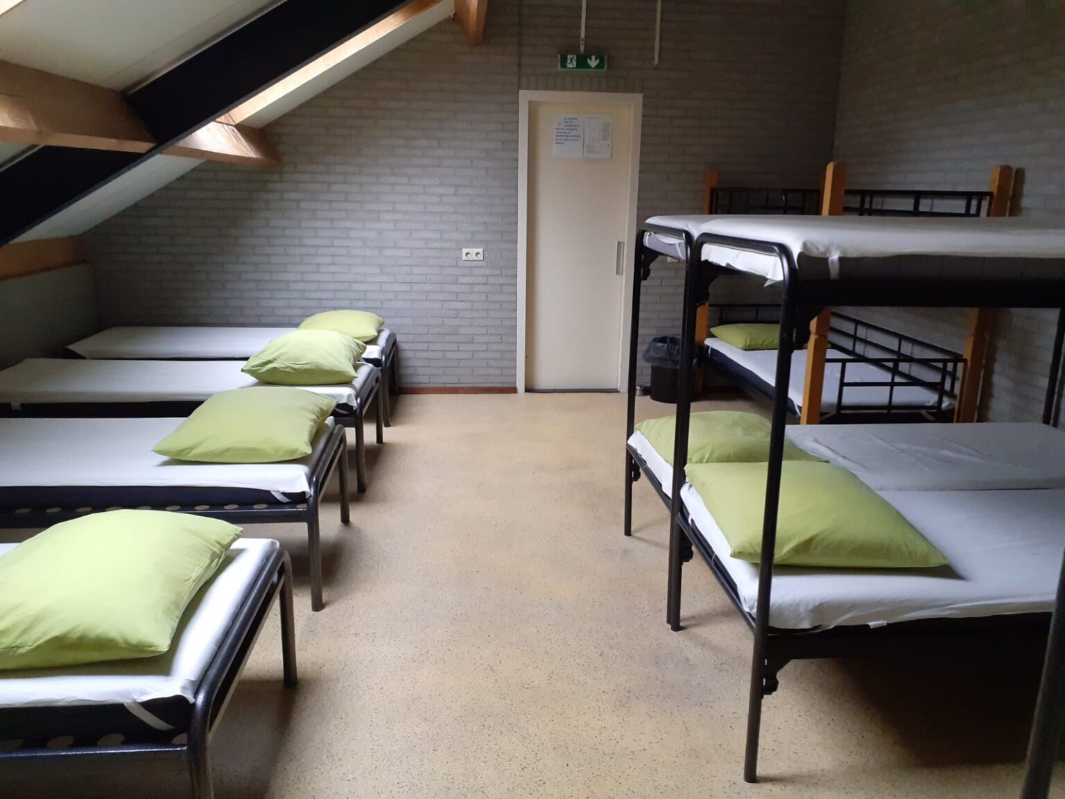 Een kamphuis met grote slaapzalen - De Strubben
